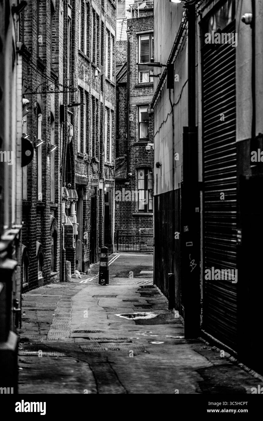 Alleyway in the city of london Black and White Stock Photos & Images ...