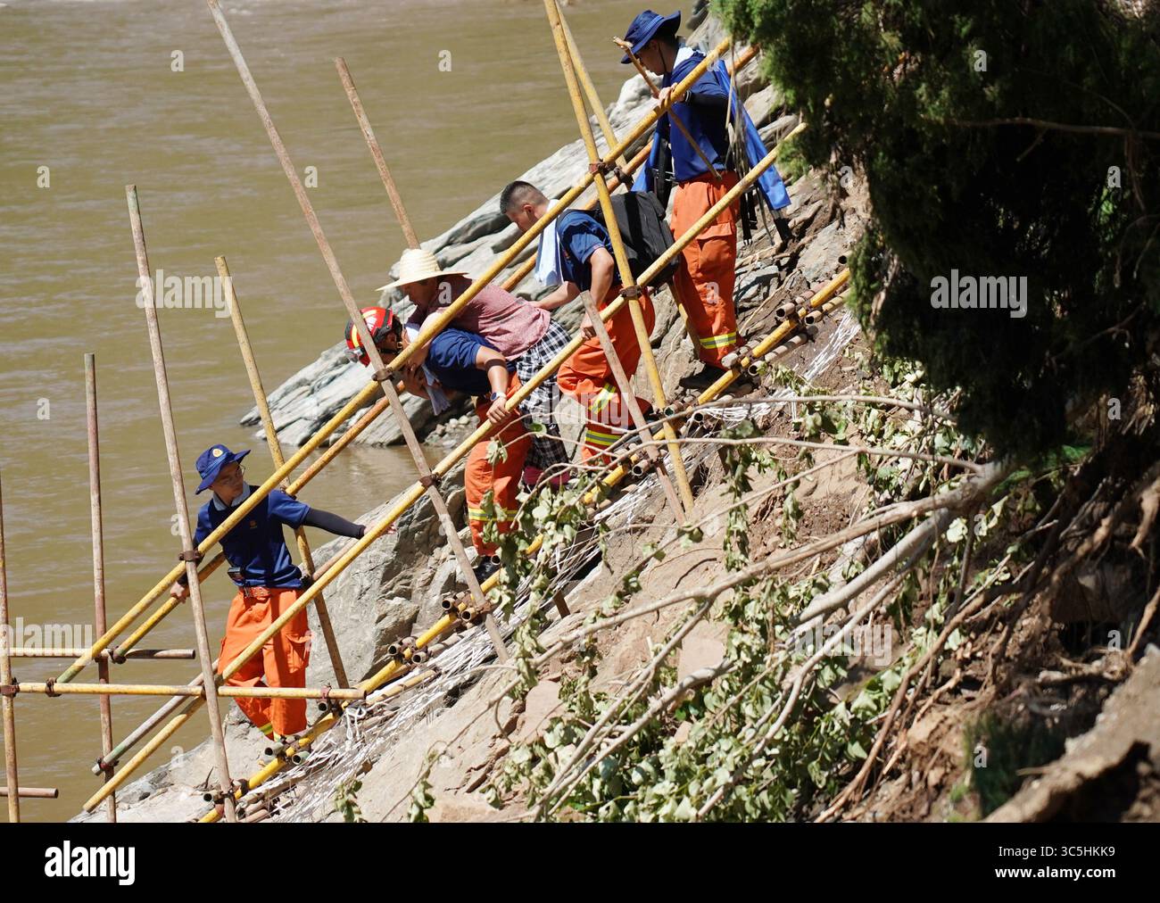 (250730) -- BEIJING, July 30, 2025 (Xinhua) -- Rescuers transfer ...