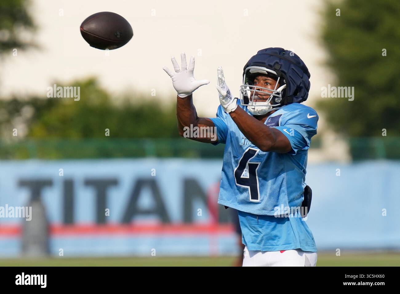 Tennessee Titans wide receiver Tyler Lockett (4) makes a catch during ...