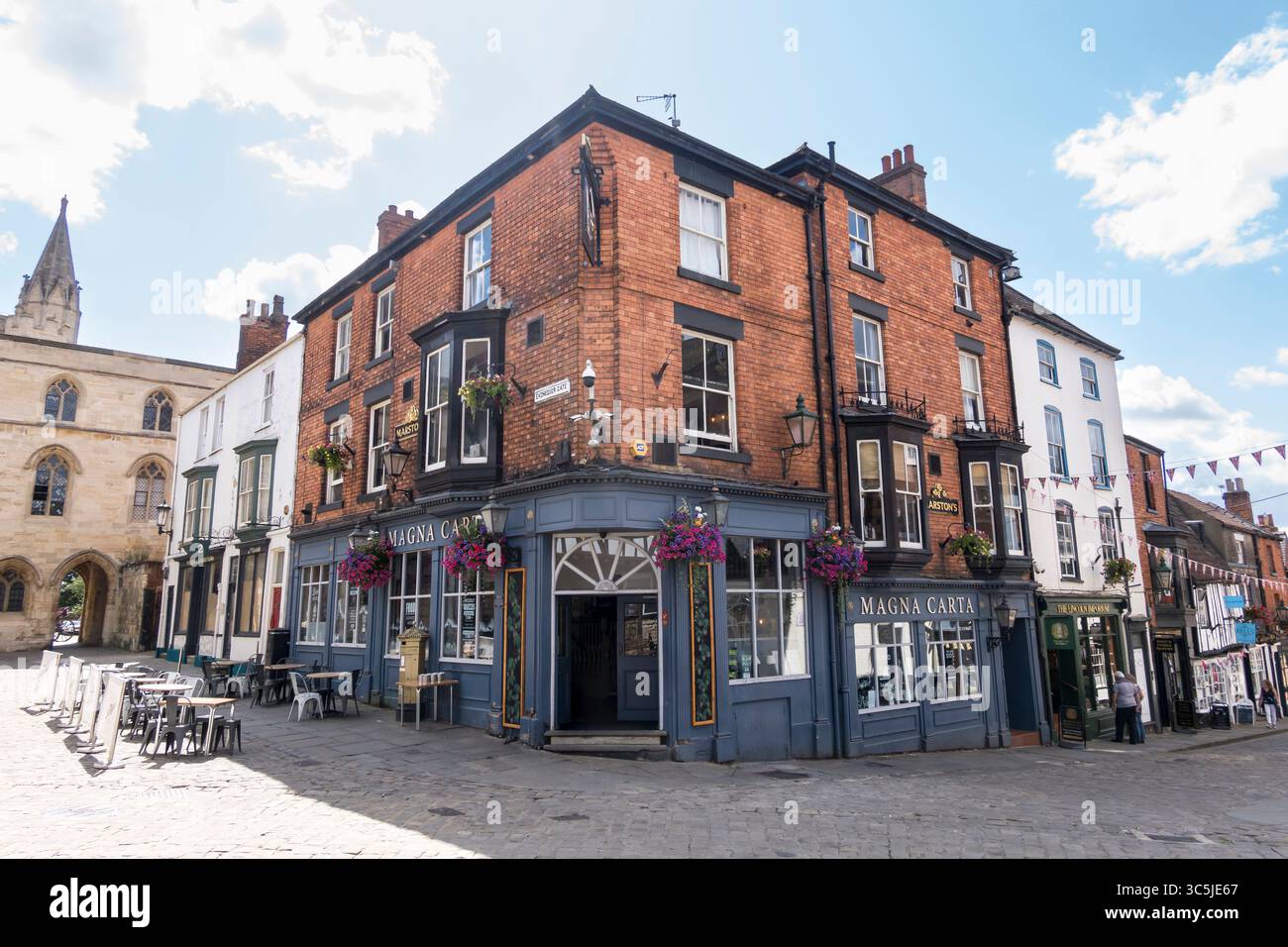 Magna carta public house at top of steep hill hi-res stock photography ...
