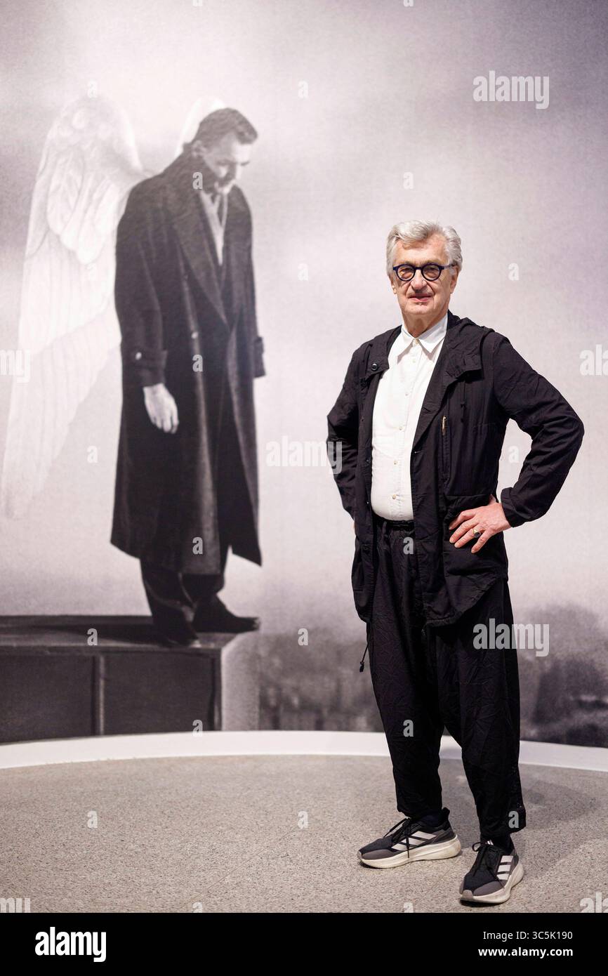 Filmregisseur Wim Wenders vor einer Szene aus seinem Film Der Himmel über Berlin beim ...