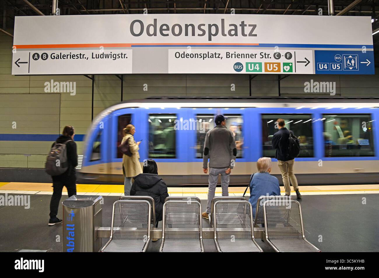 Einfahrende U-Bahn der Linie U5,U4 an der Haltestelle Odeonsplatz in ...