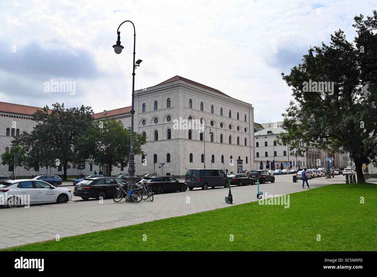 Stadt Muenchen,Schwabing,Leopoldstrasse,Ludwig Maximilians Universitaet ...