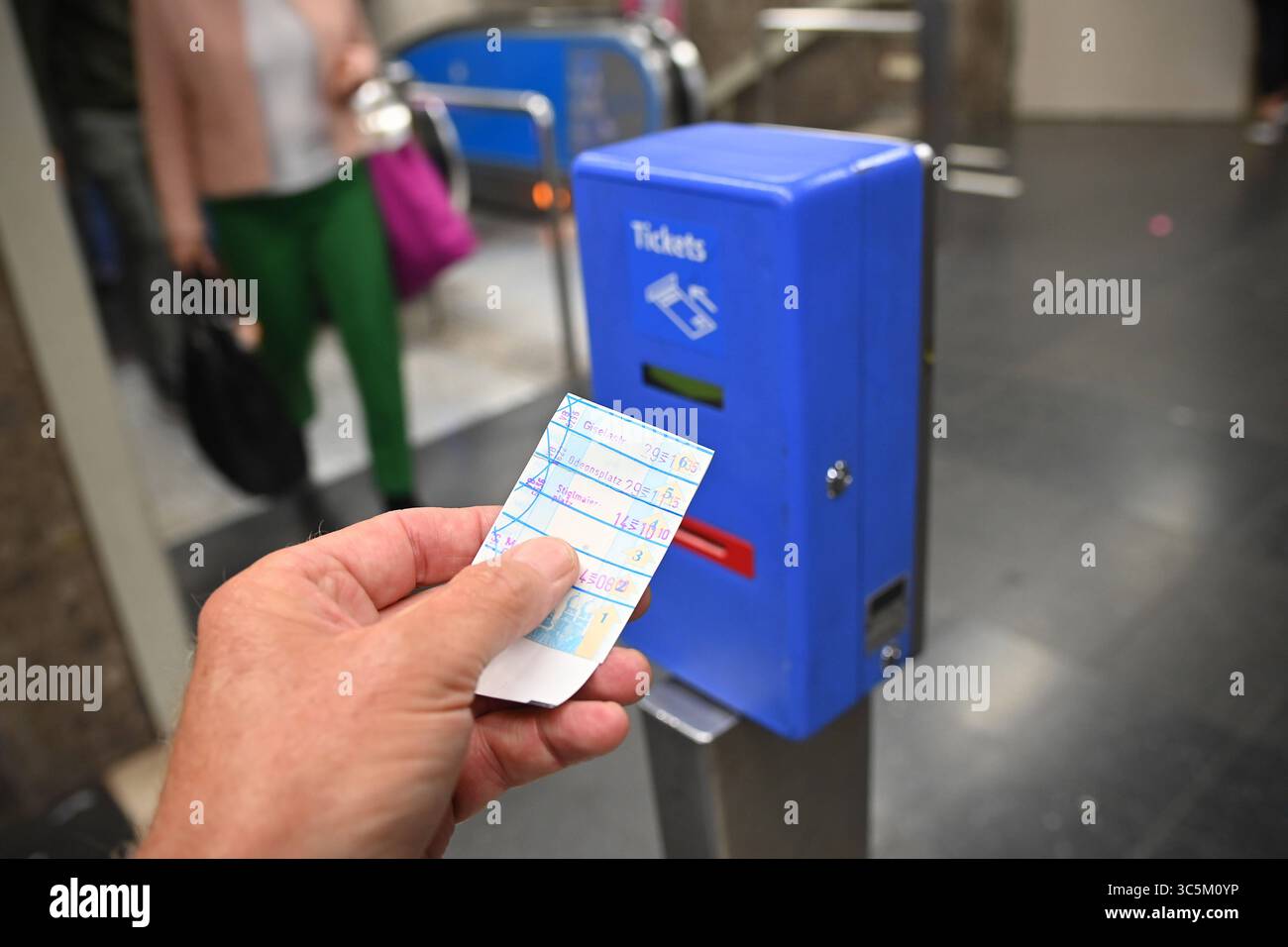 Streifenkarte der MVV beim Entwerten. Muenchenr Verkehrs-und ...
