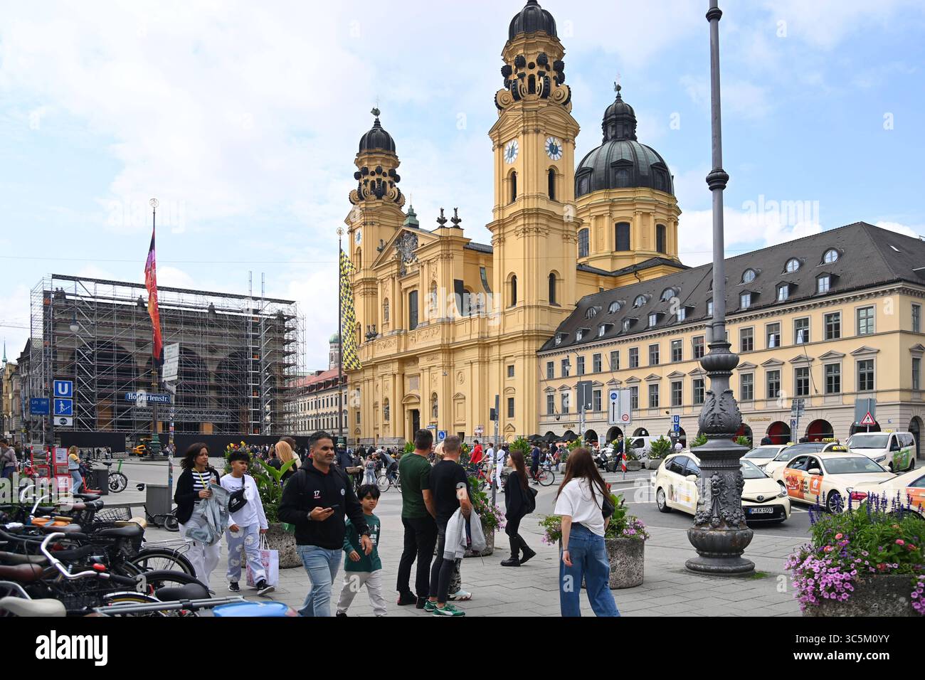 Odeonsplatz mit Theatinerkirche und eingeruesteter Feldherrnhalle in Muenchen. *** Odeonsplatz ...