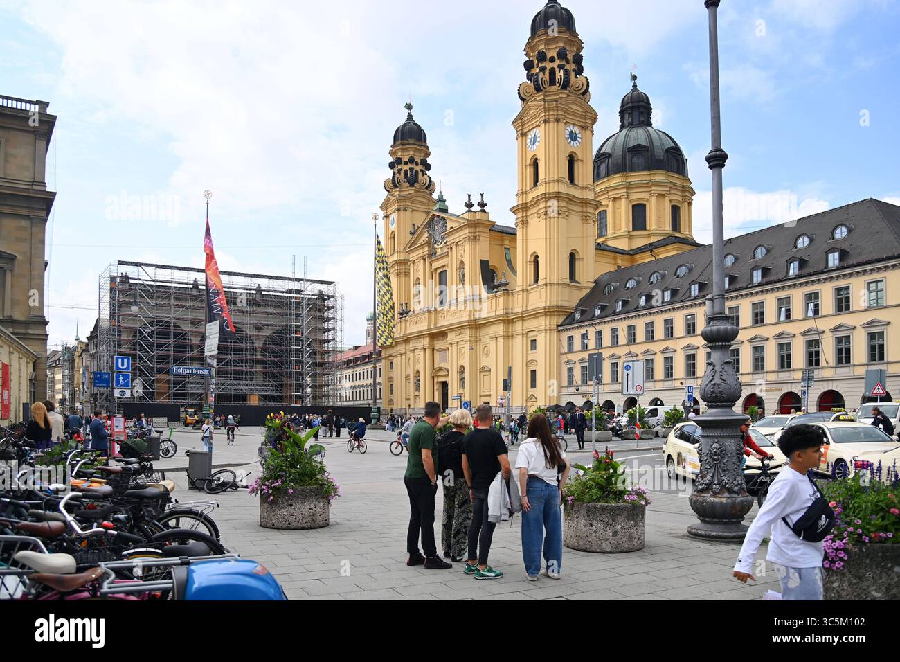 Odeonsplatz mit Theatinerkirche und eingeruesteter Feldherrnhalle in Muenchen. *** Odeonsplatz ...