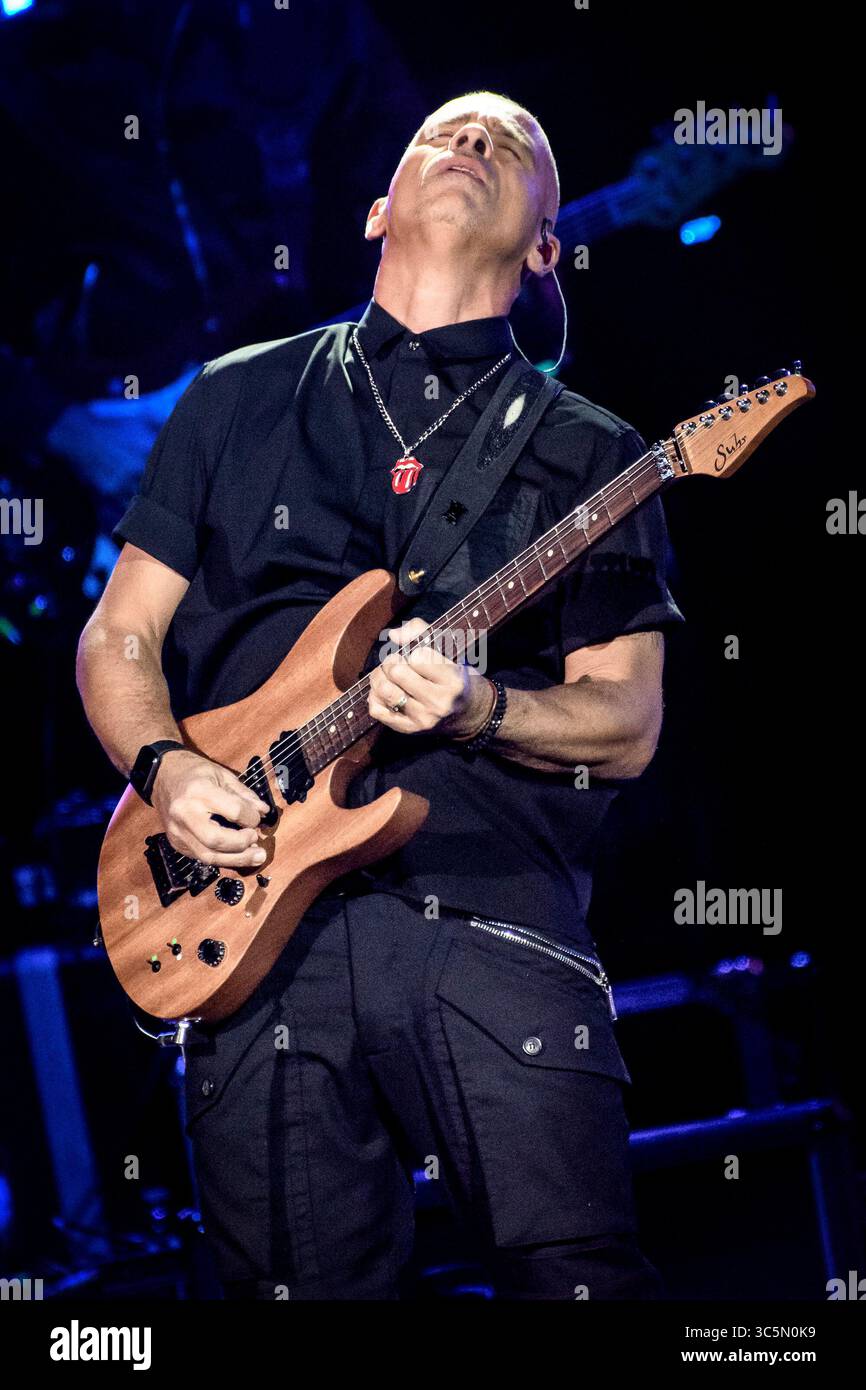 Eros ramazzotti sold out hi-res stock photography and images - Alamy