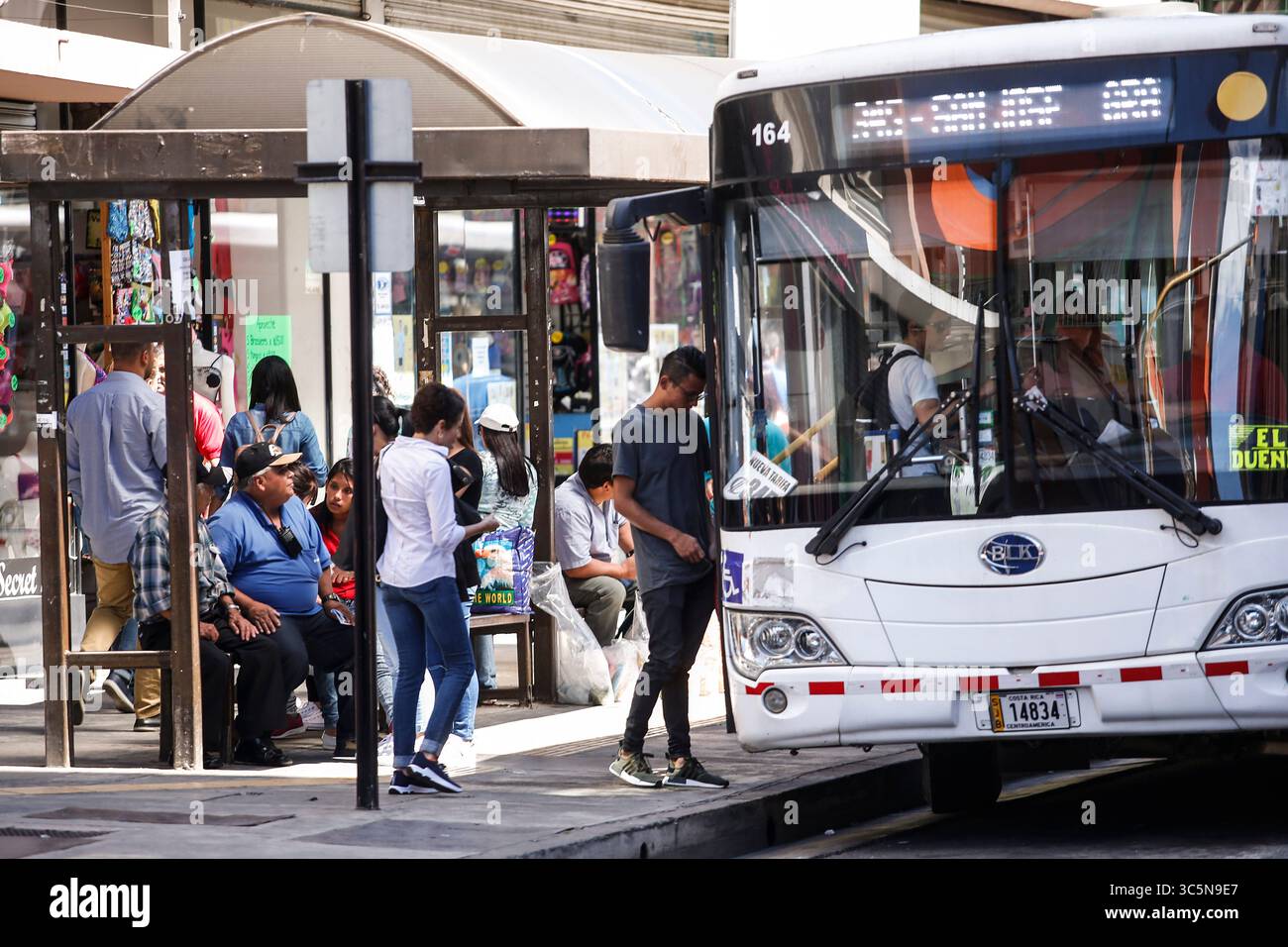 Paradas de bus hi-res stock photography and images - Alamy