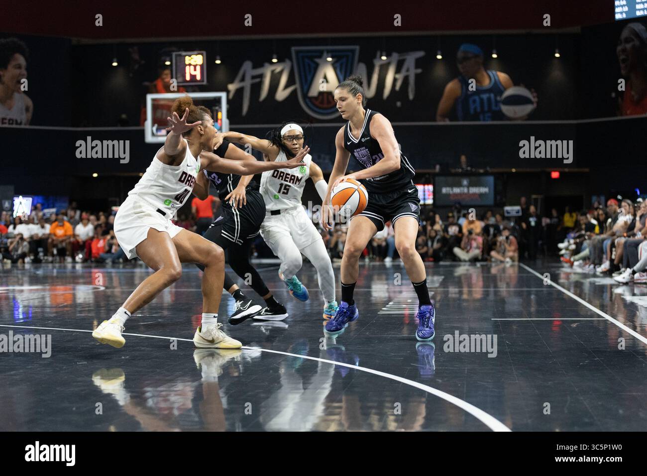 Golden State Valkyries take on the Atlanta Dream at Gateway Center ...