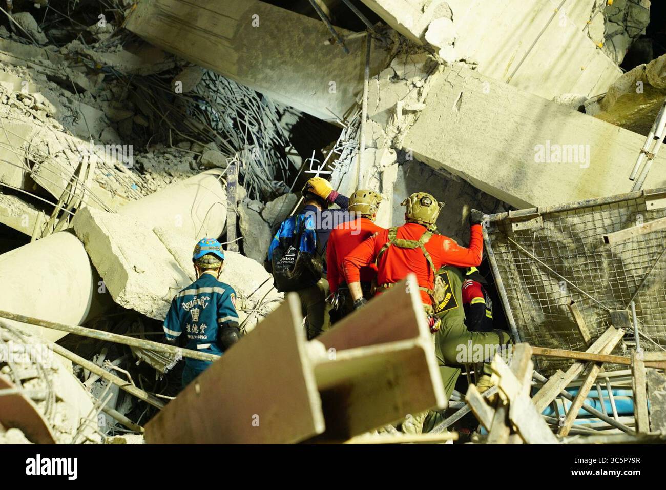 Military first responders work hi-res stock photography and images - Alamy