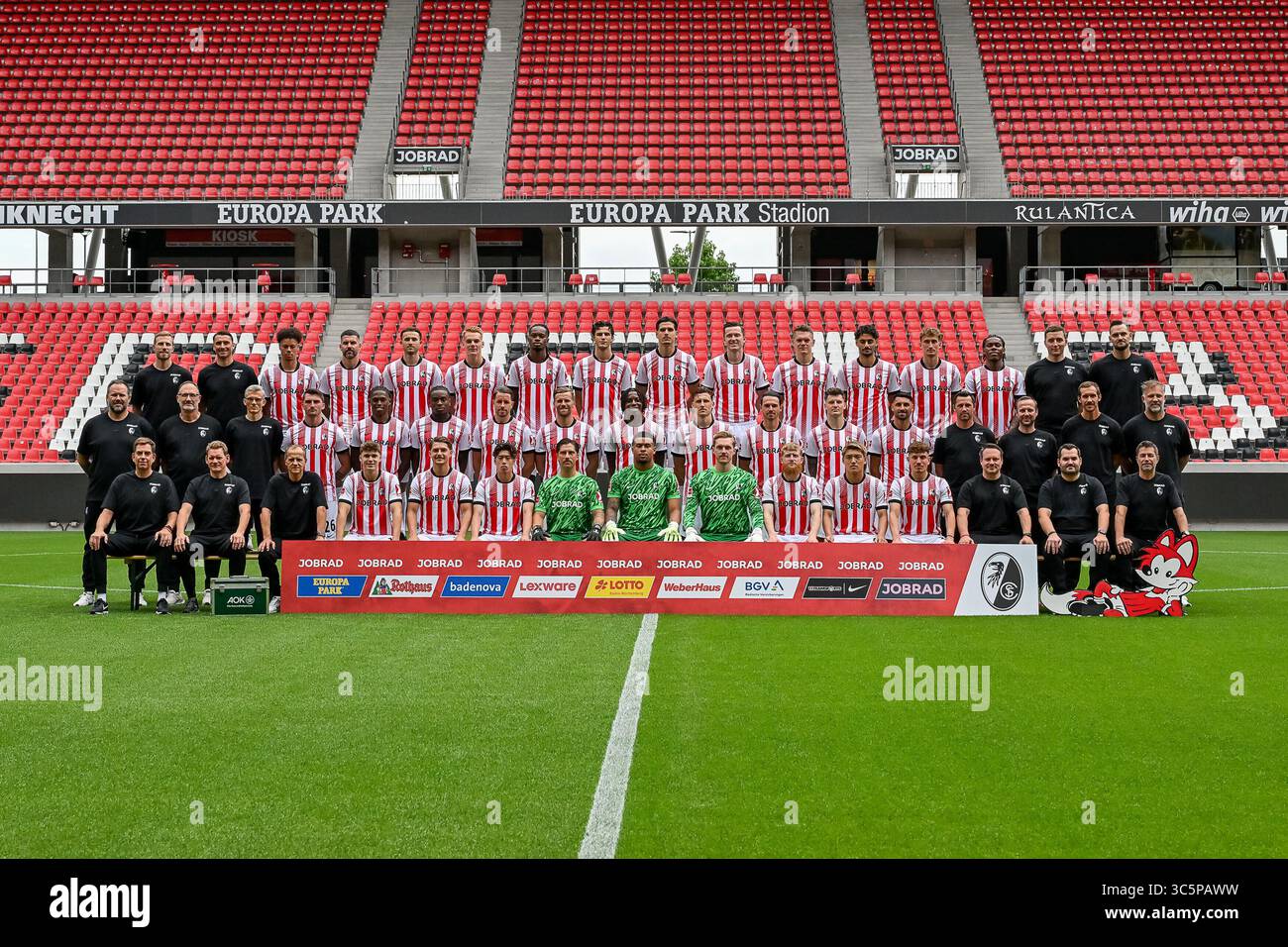 hi. Reihe v.li.: Athletiktrainer Maximilian Kessler, Athletiktrainer ...