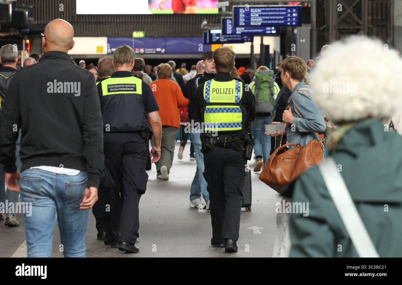 RECORD DATE NOT STATED Einsatzkräfte der Hamburger Polizei und der ...