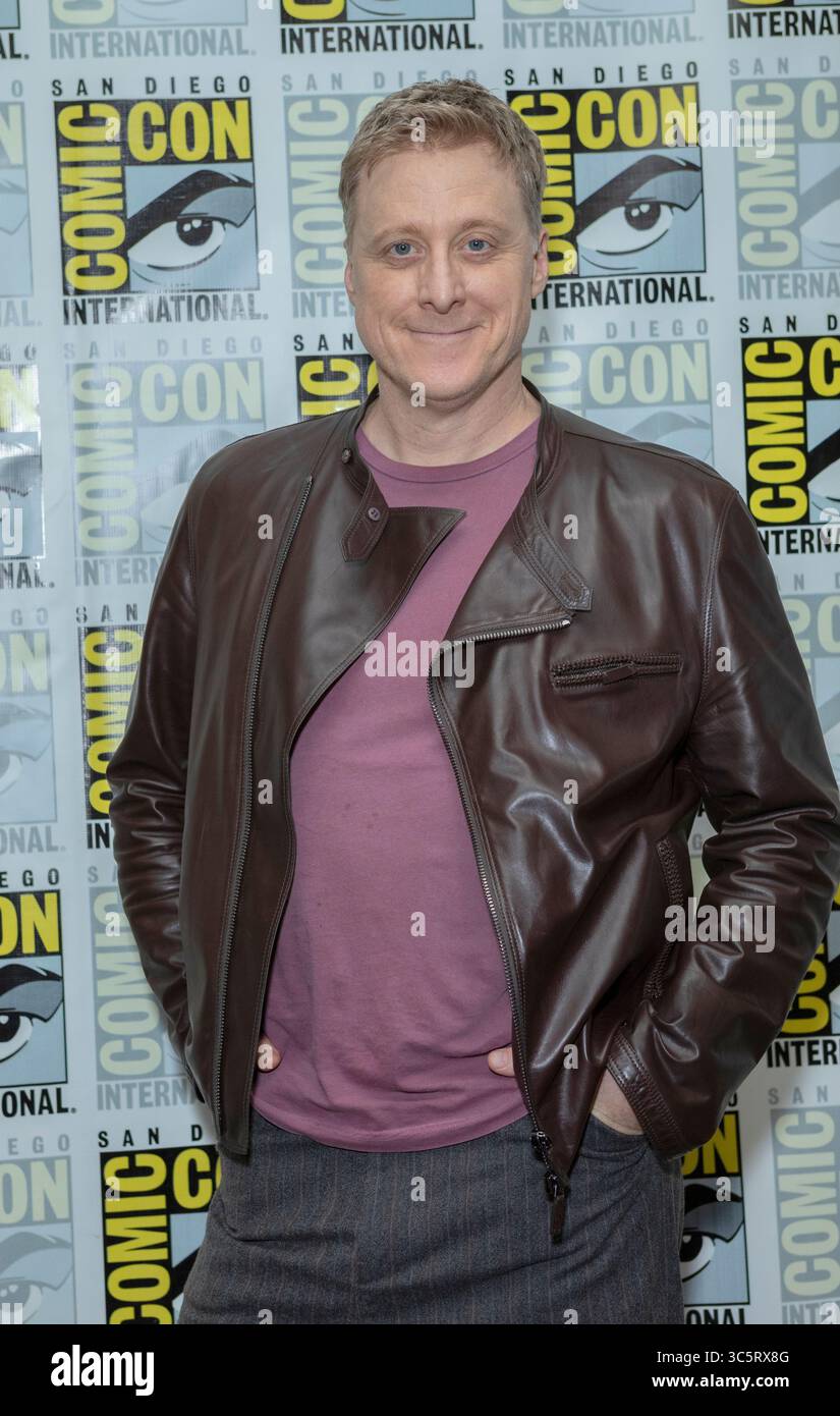 Alan Tudyk arrives at the press room for "Resident Alien" during Comic ...