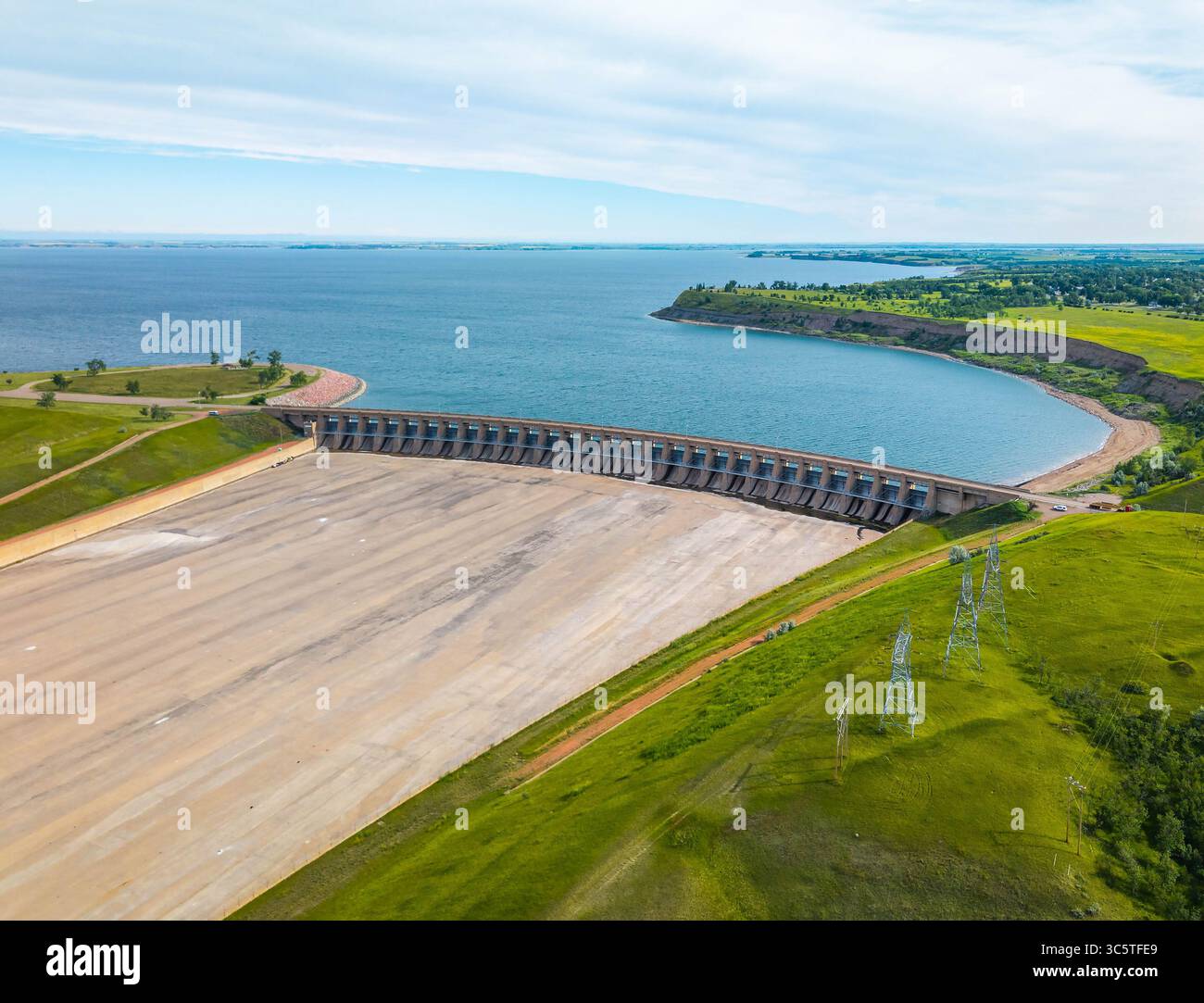 Garrison Dam impounds Lake Sakakawea in North Dakota Stock Photo - Alamy