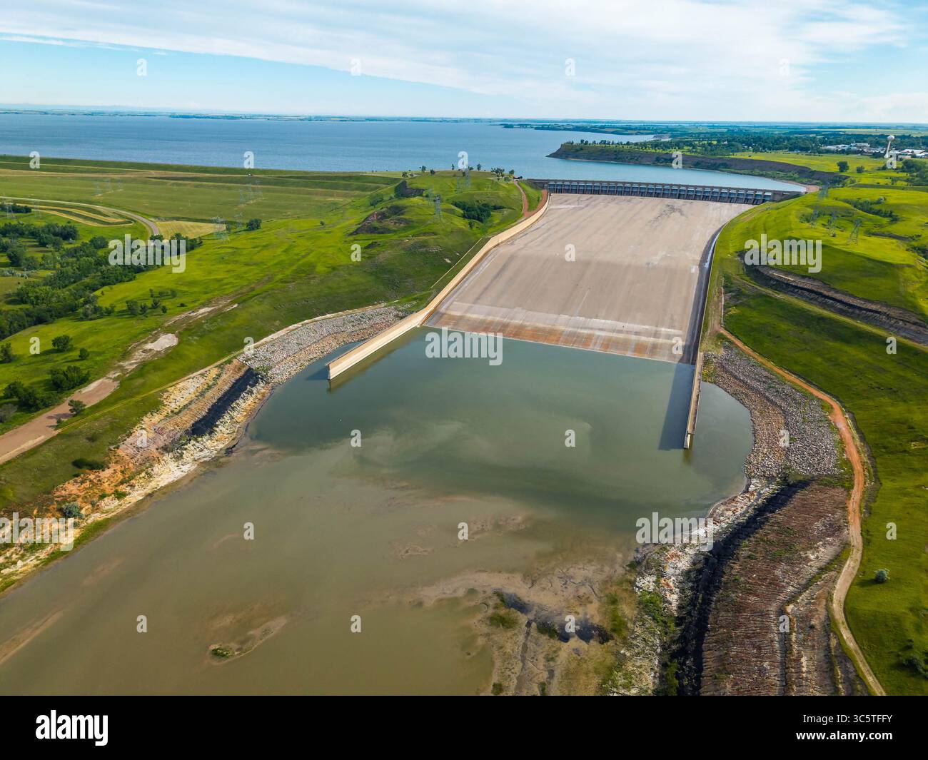 Garrison Dam impounds Lake Sakakawea in North Dakota Stock Photo - Alamy