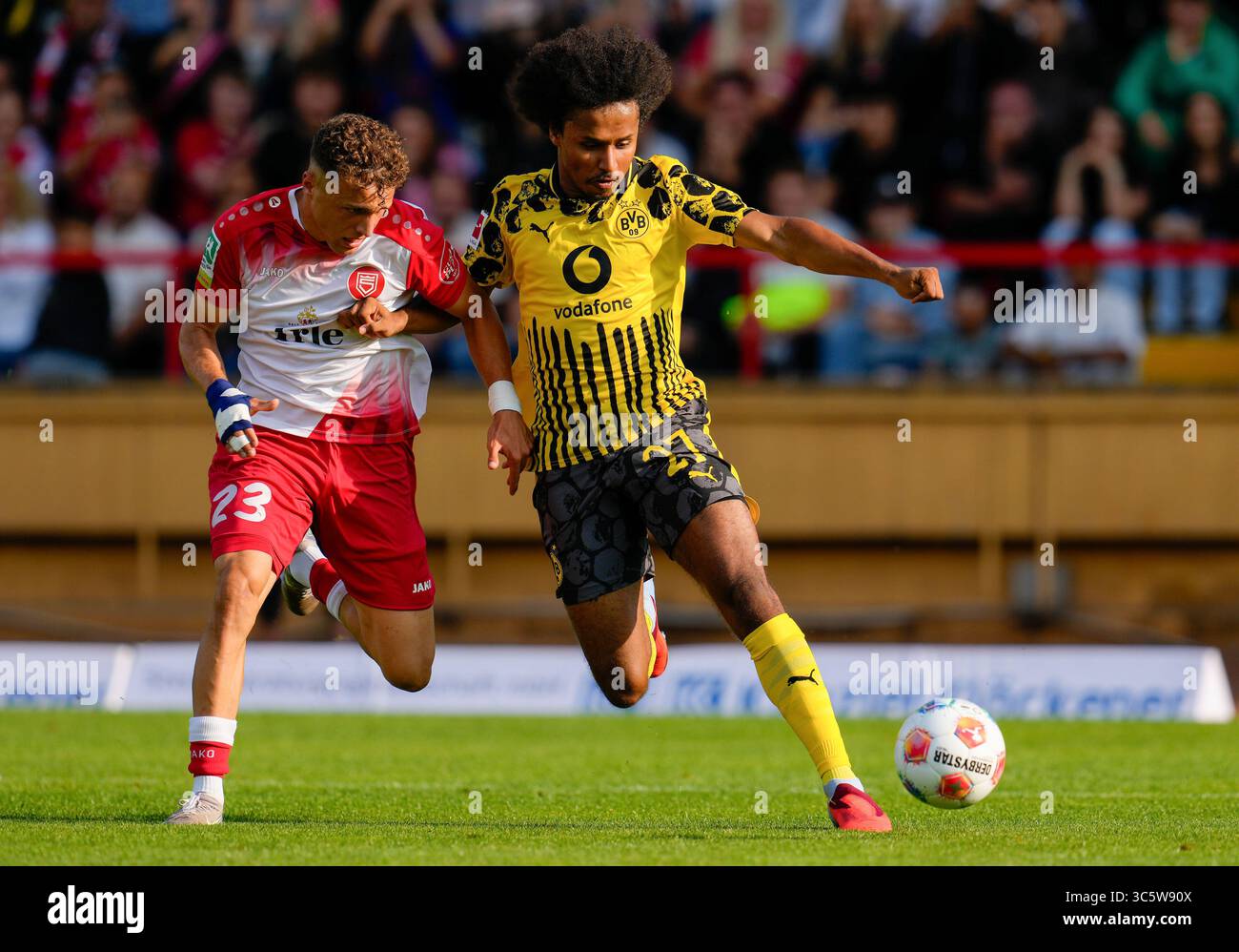 Malik Hodroj (Sportfreunde Siegen, #23) und Karim Adeyemi (Borussia ...