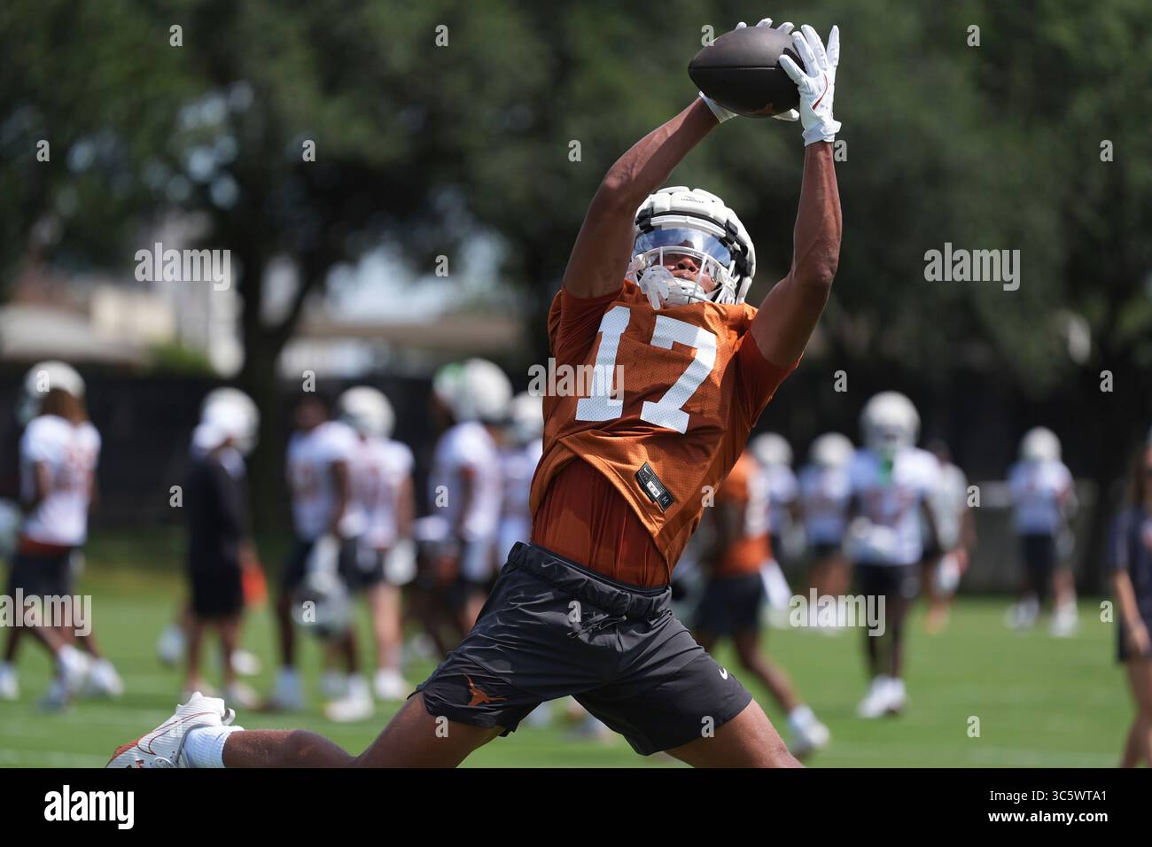 Texas wide receiver Daylan Mccutcheon (17) makes a a catch during an ...