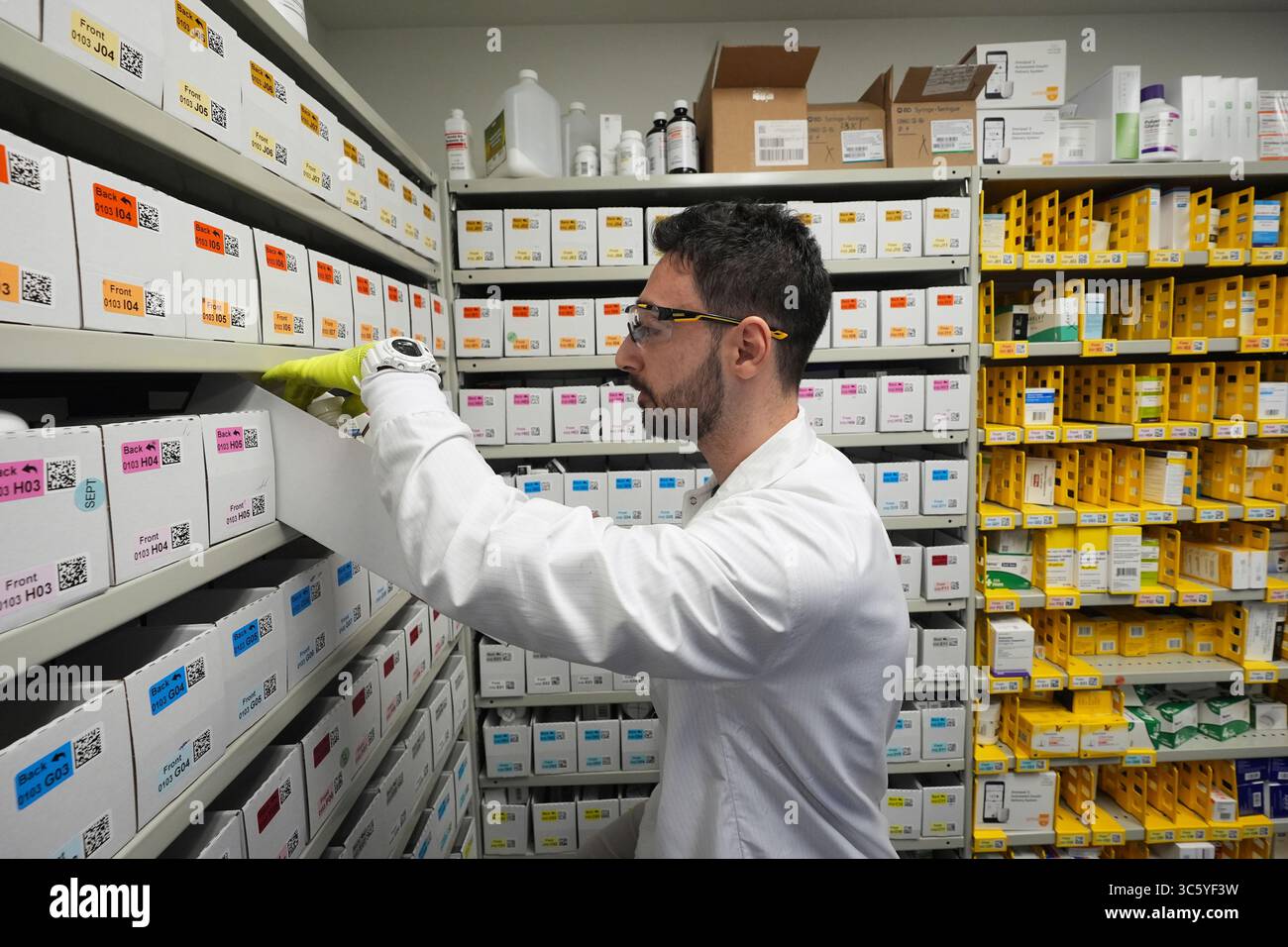 Pharmacist Alan Alnajjar works to fill a prescription at an Amazon ...