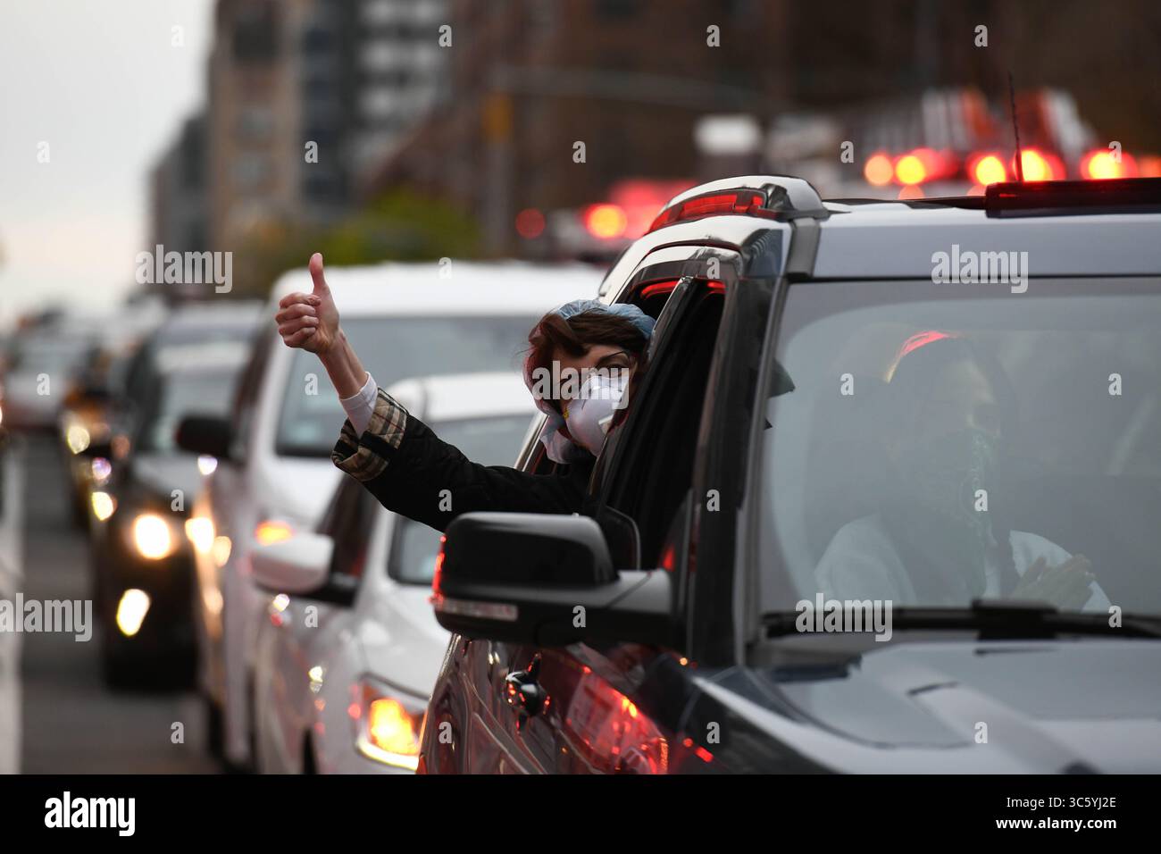 7pm clap coronavirus hi-res stock photography and images - Alamy