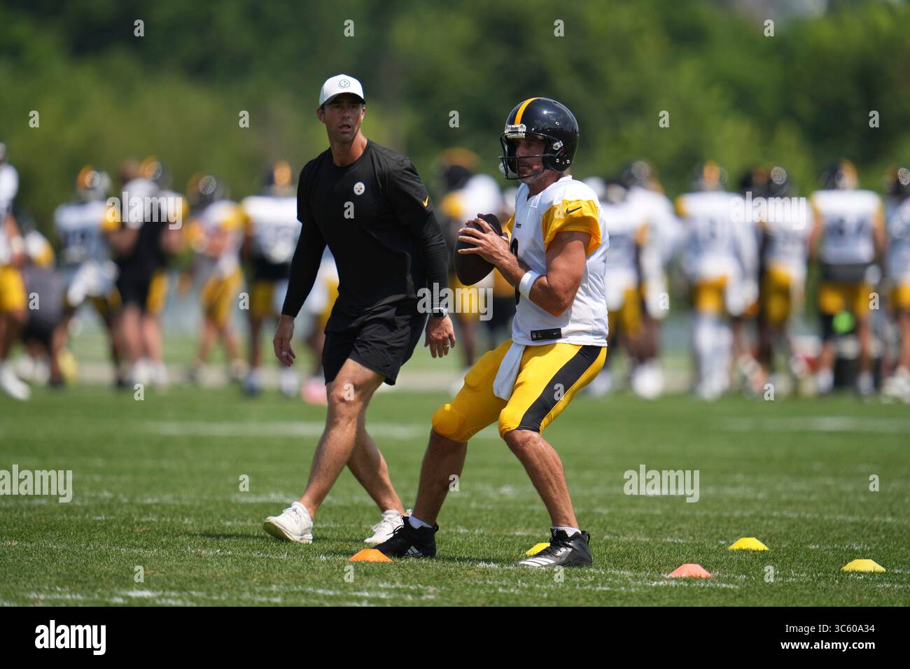 Pittsburgh Steelers quarterback Aaron Rodgers, right, is pressured by ...