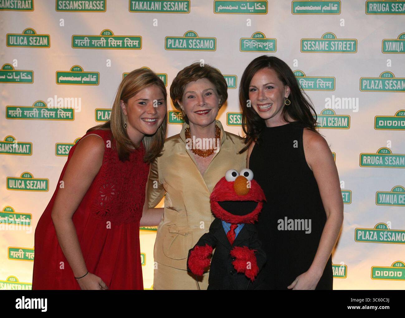 Mrs. Laura Bush and daughters pose for a photo with Sesame Street ...