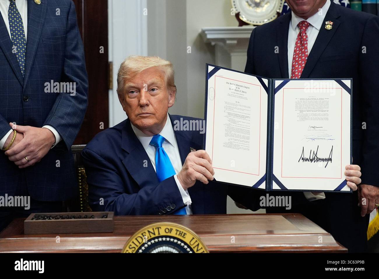 Donald j trump signature hi-res stock photography and images - Alamy
