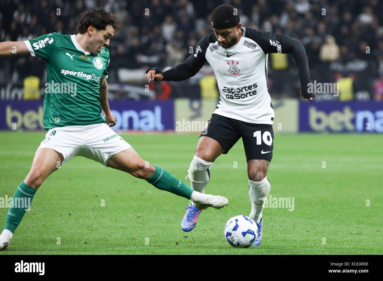 Memphis Depay of Corinthians during the first-leg match against ...