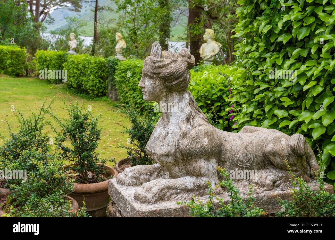 Sphinx sculpture and topiary hi-res stock photography and images - Alamy