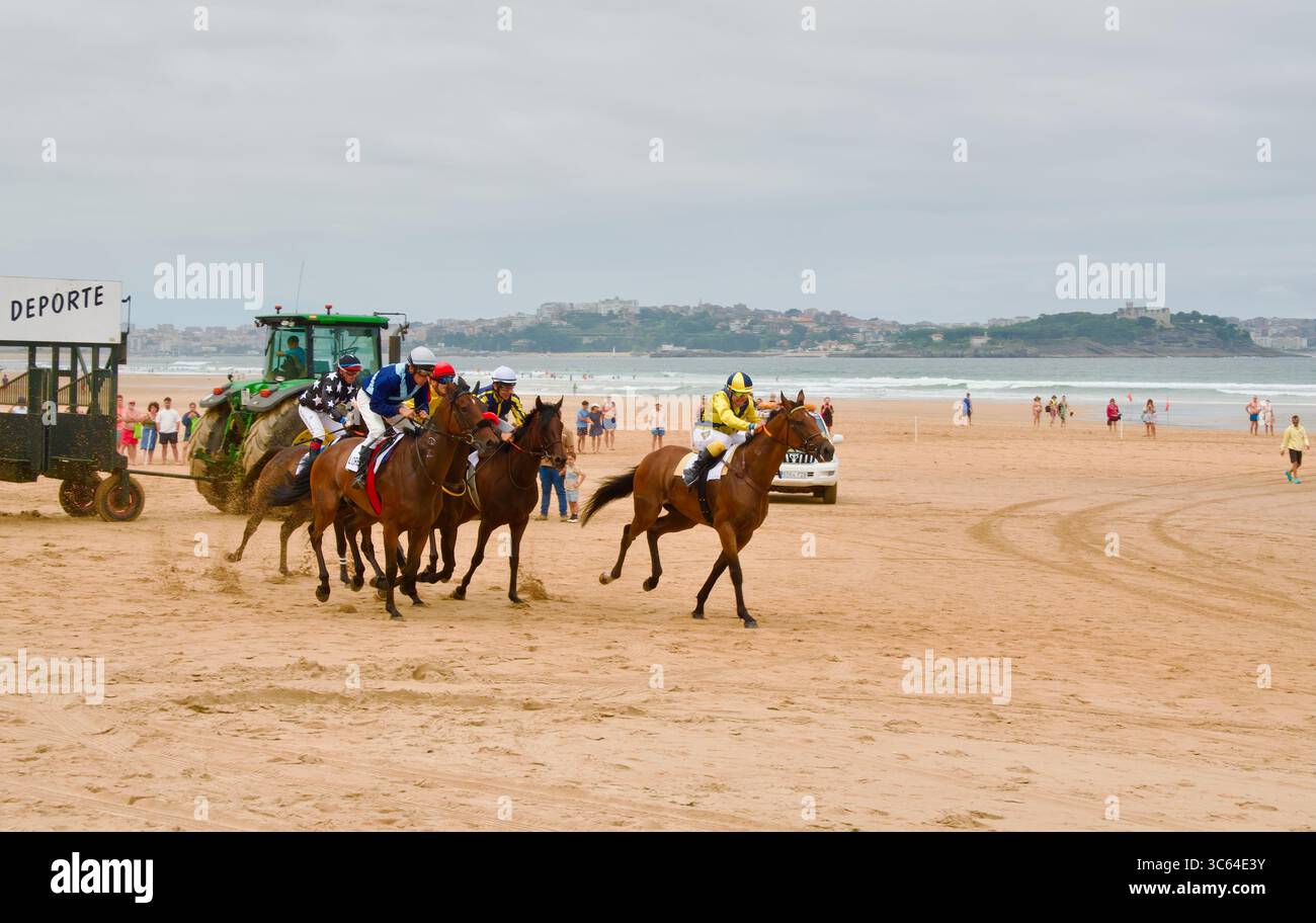 Gran Derby de Loredo beach horse races since 1957 annual public event ...