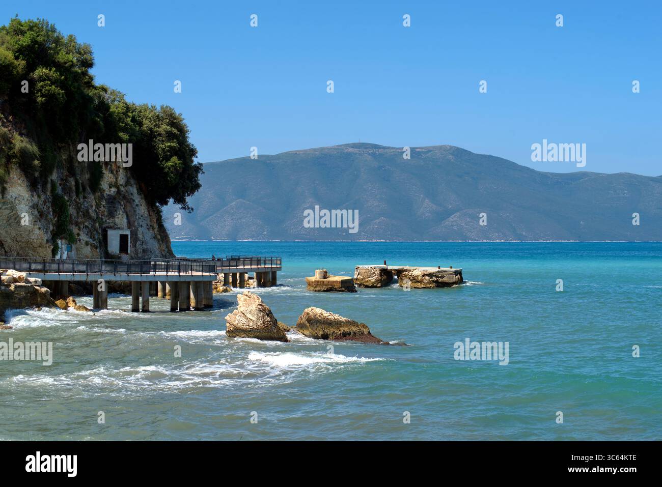 La costa a sue est di Valona con il mare mosso Stock Photo - Alamy
