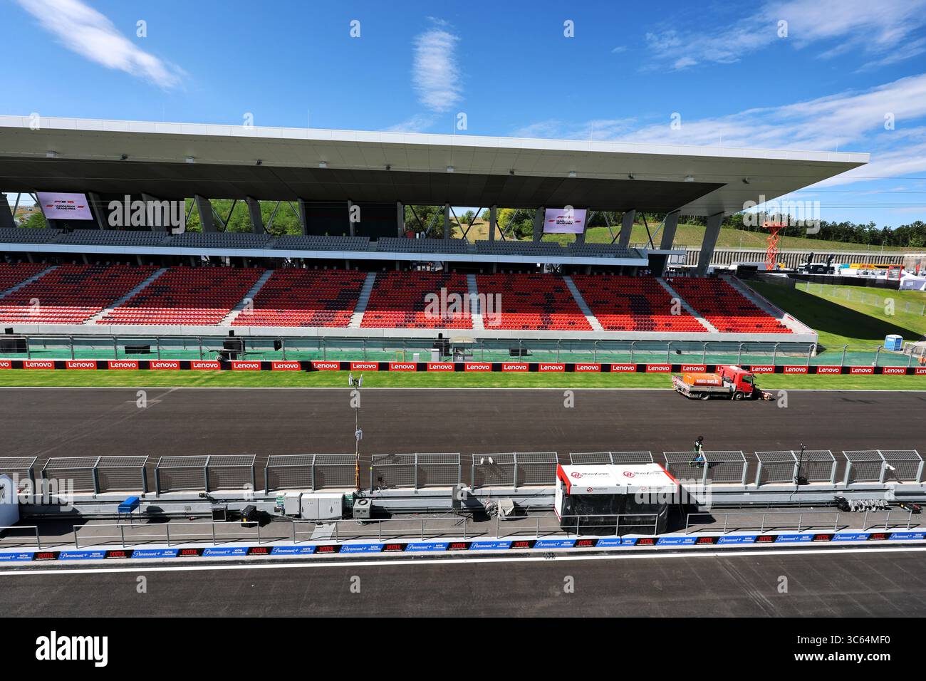 Circuit atmosphere - new grandstand on the start / finish straight. 31. ...
