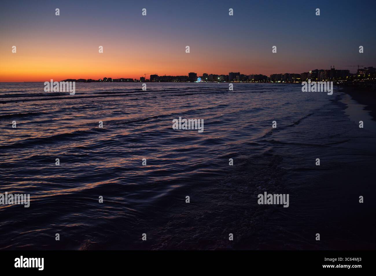 La costa ed il mare di Valona all'imbrunire Stock Photo - Alamy