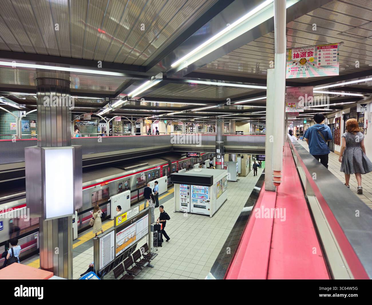 Homebound commuters hi-res stock photography and images - Alamy