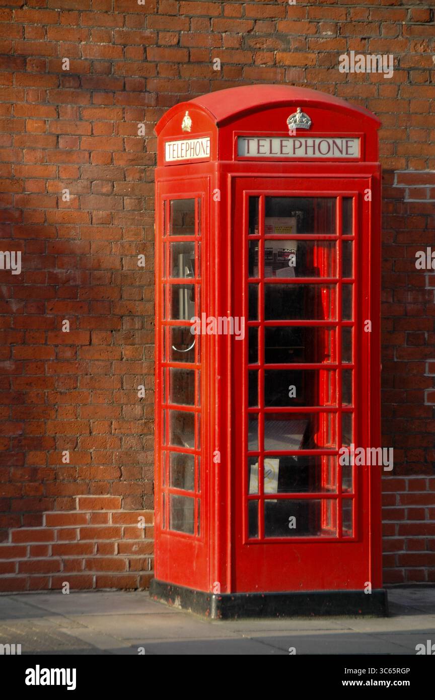 Classic red phone booth stands hi-res stock photography and images - Alamy