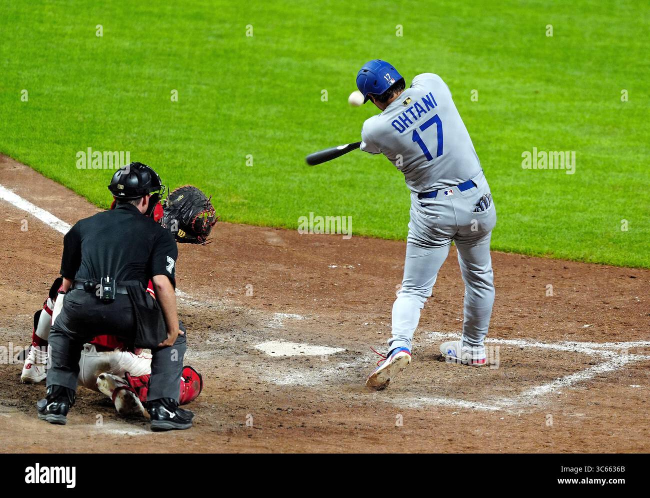 CINCINNATI, OH - JULY 30: Los Angeles Dodgers pitcher Shohei Ohtani (17 ...