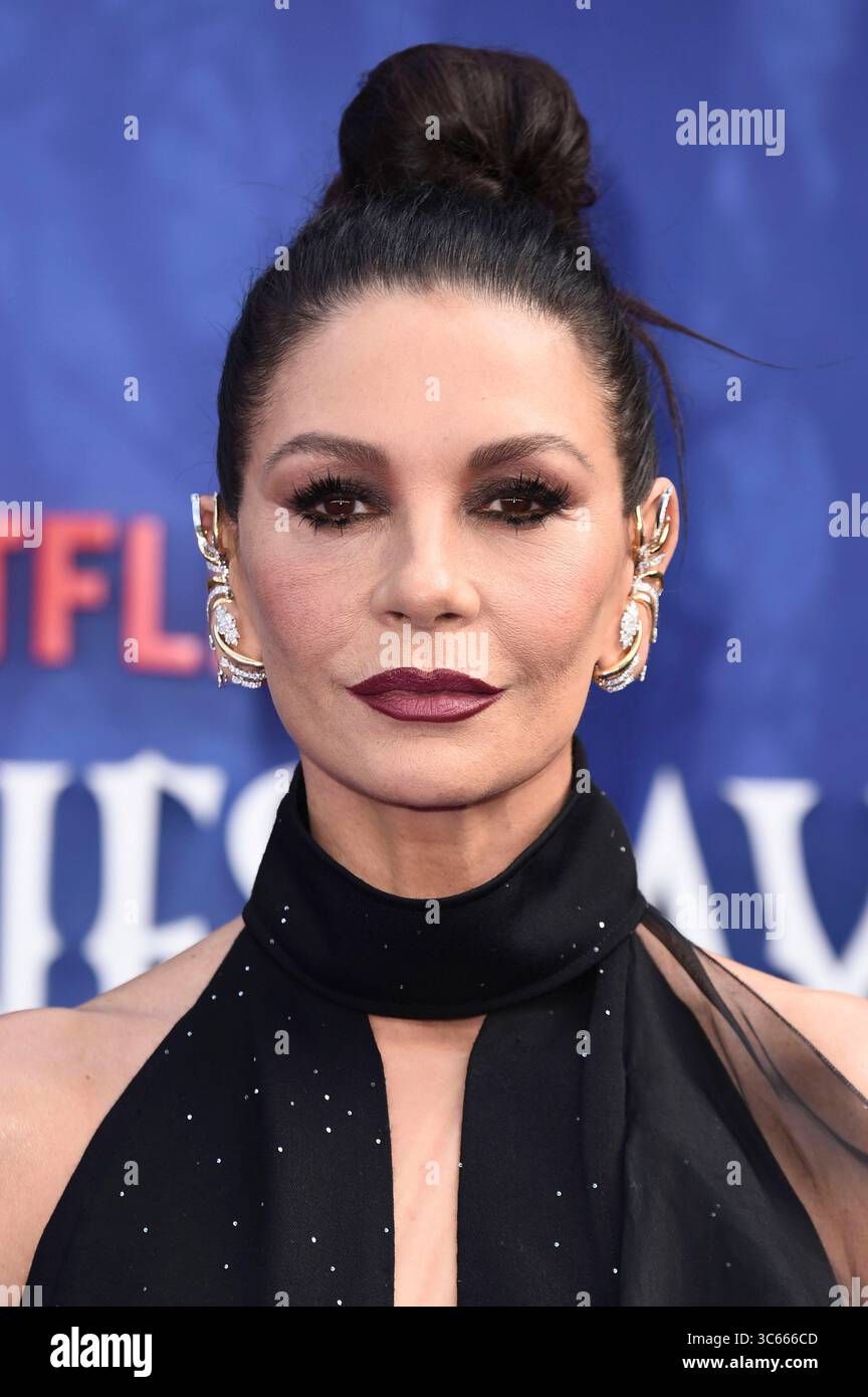 Catherine Zeta-Jones bei der Premiere der Season 2, Part 1 der Netflix Serie Wednesday in der ...