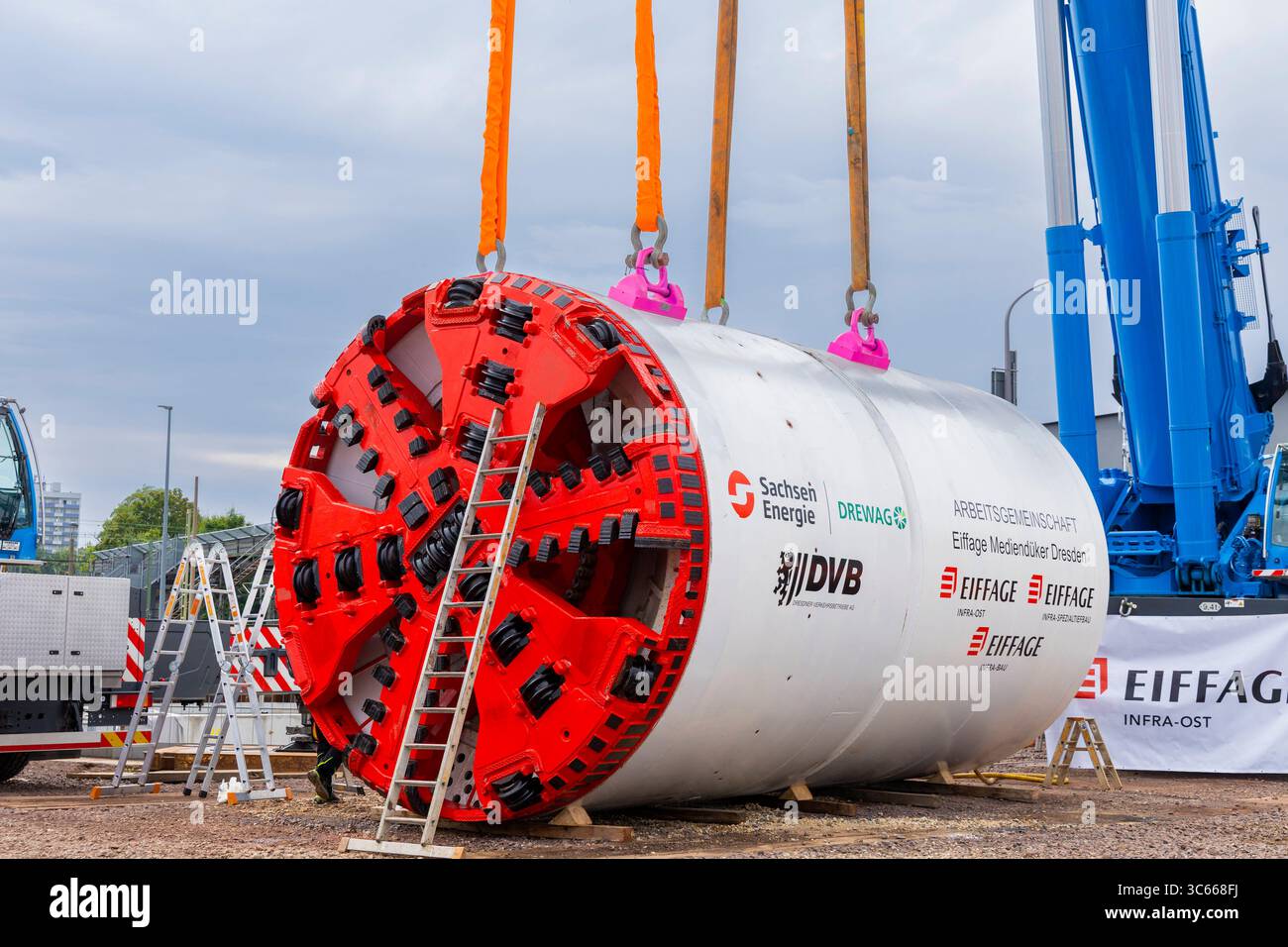Einhub des Riesenbohrers für den neuen Versorgungstunnel an der Nossener Brücke 130 Tonnen ...