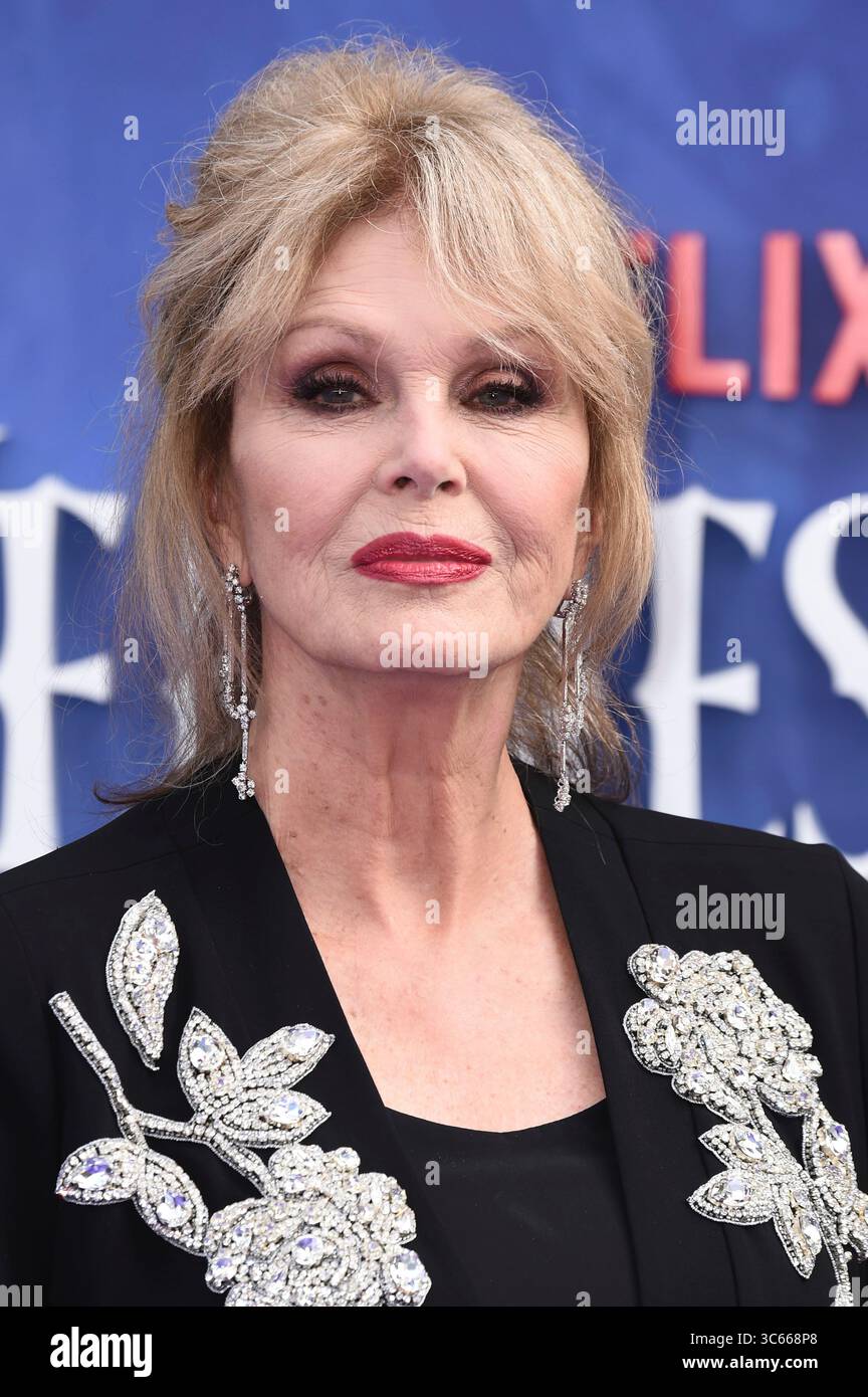 Joanna Lumley bei der Premiere der Season 2, Part 1 der Netflix Serie ...