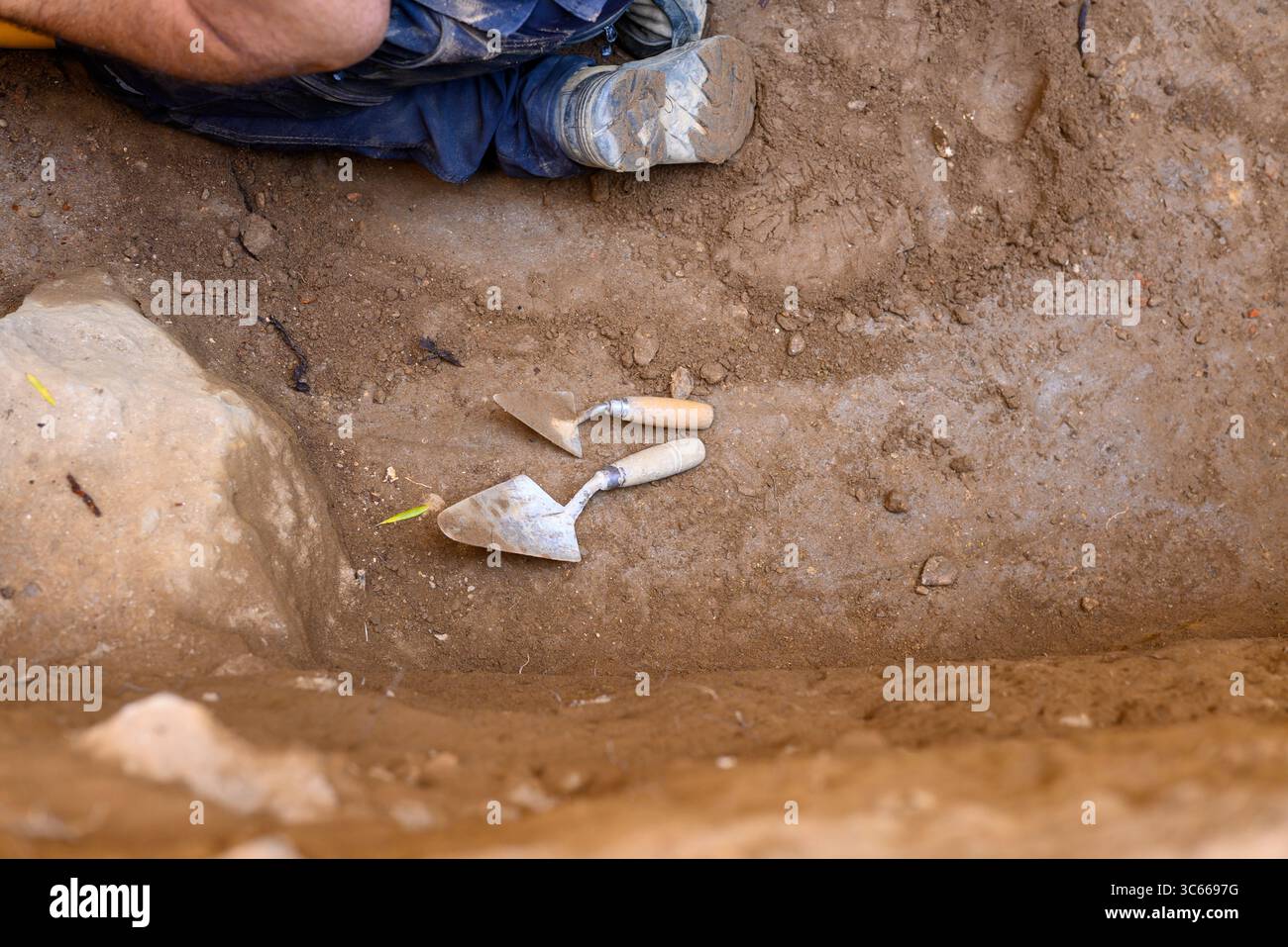 Archaeology trowels lying in the dirt of an excavation trench Stock ...