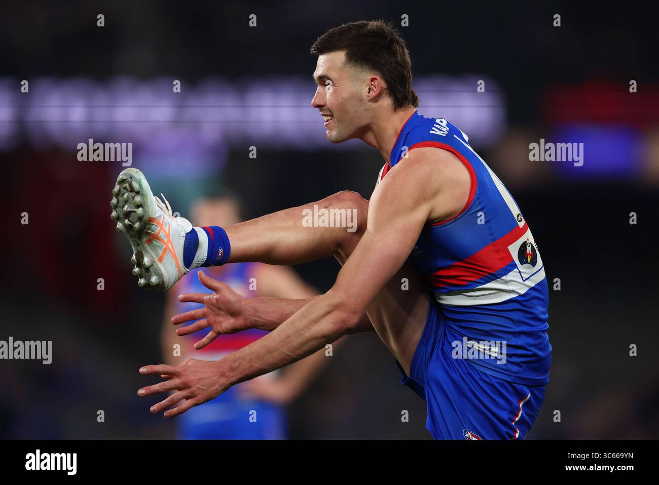 Sam Darcy of the Bulldogs takes a set shot during the AFL Round 21 ...