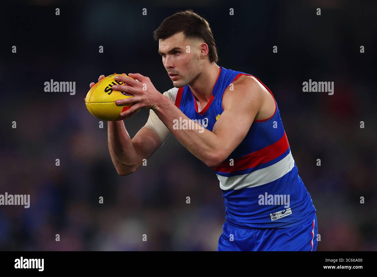 Sam Darcy of the Bulldogs takes a set shot during the AFL Round 21 ...