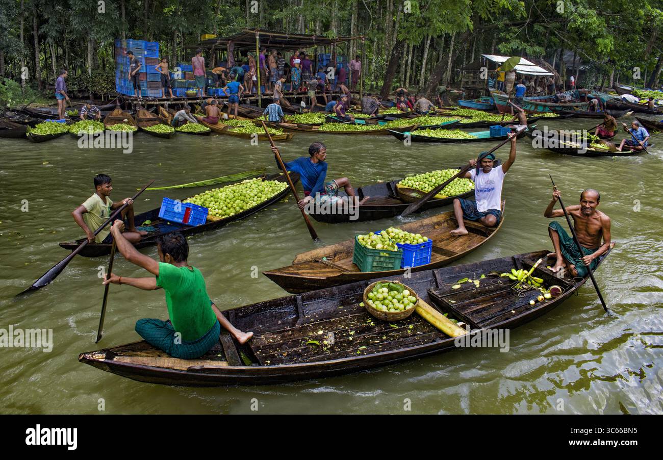 Boats glide along bustling river hi-res stock photography and images ...