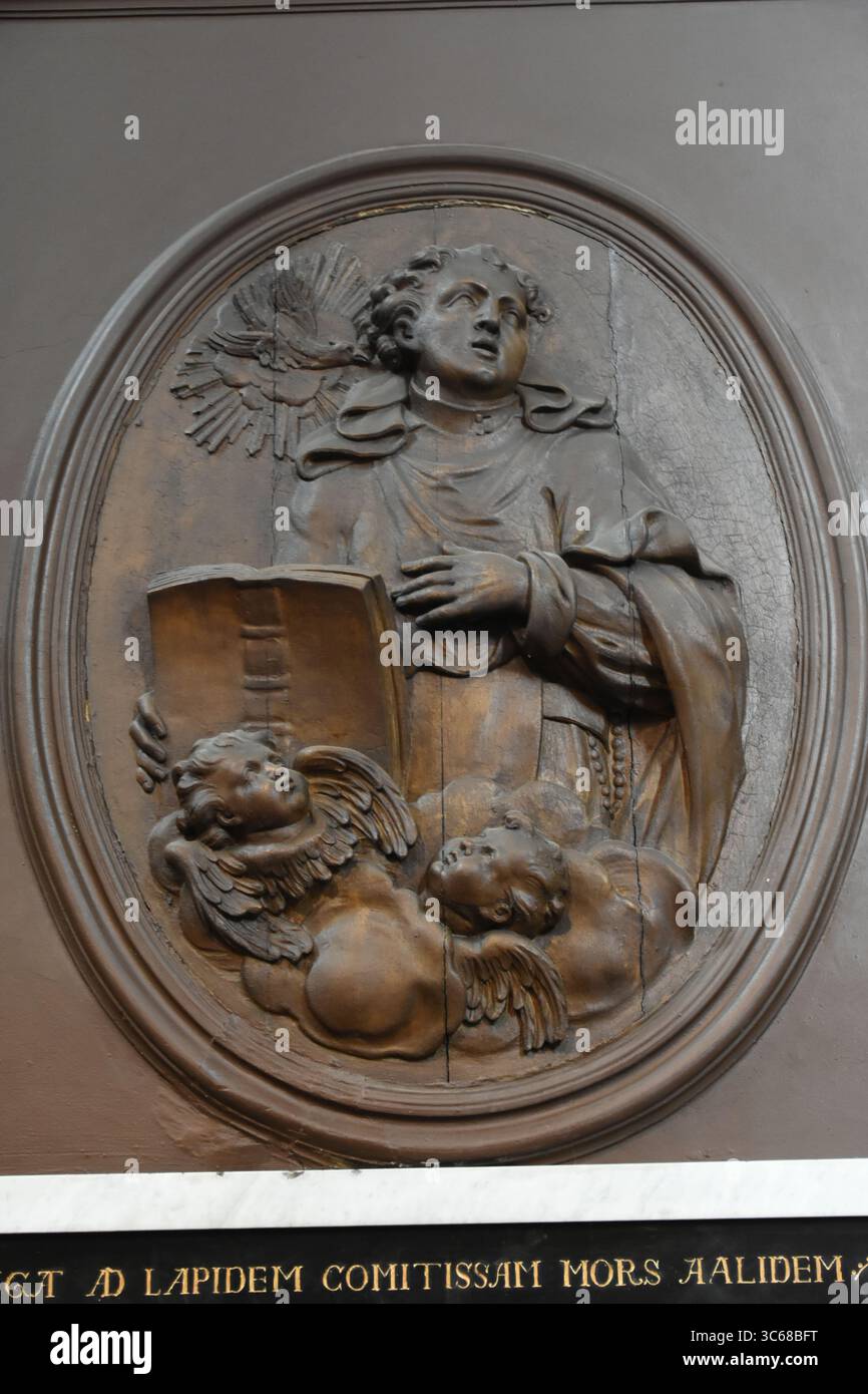 La Collégiale Sainte Waudru à Mons en Belgique est un édifice religieux ...