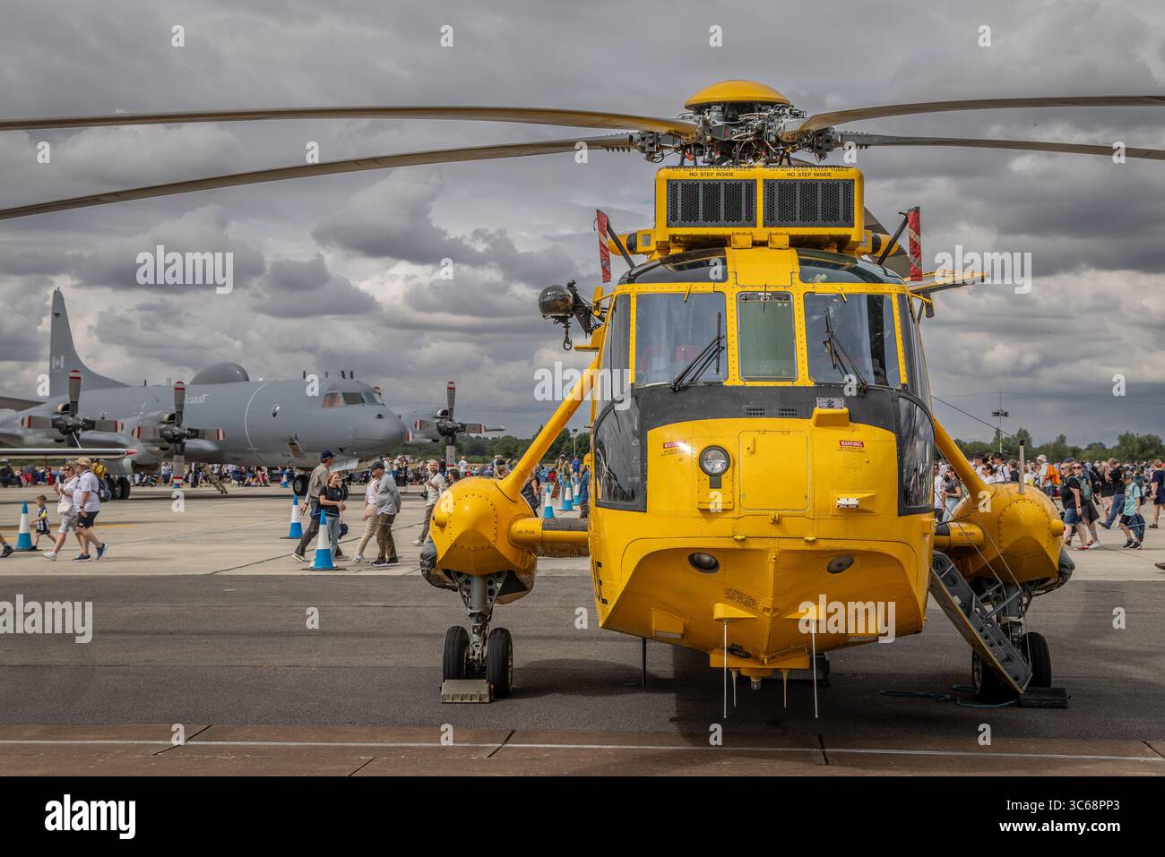 Historic Helicopters Westland Sea King HAR3 'XZ588' and Royal Canadian ...