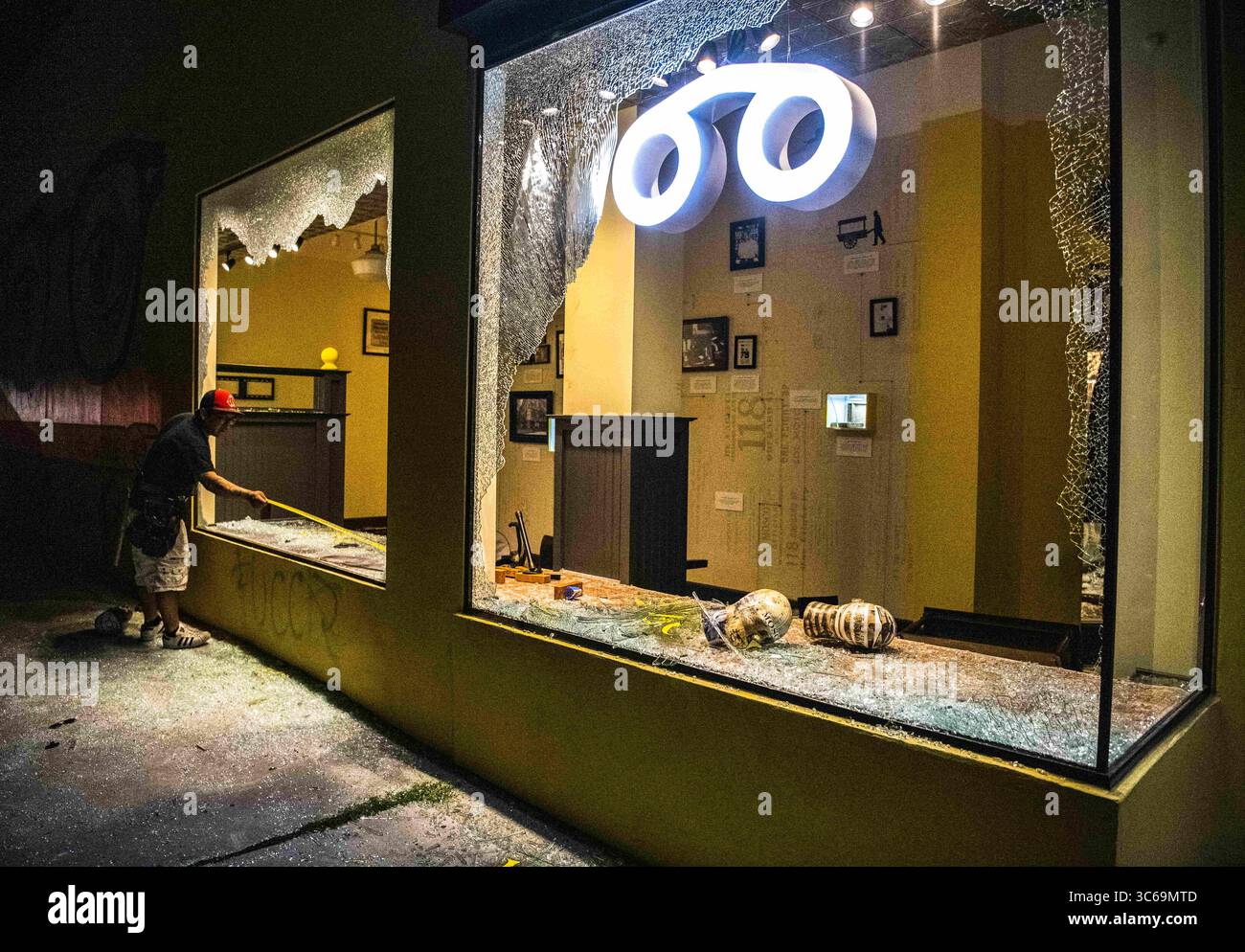 May 30, 2020, Los Angeles, CA, USA: A shop damaged by looting on ...