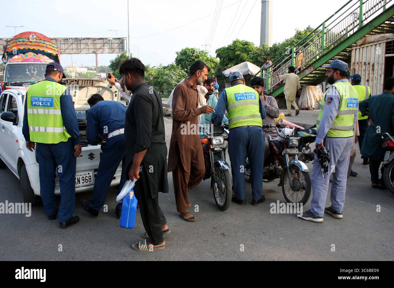 LAHORE, PAKISTAN, JUL 31: Traffic police wardens caught the vehicles to ...