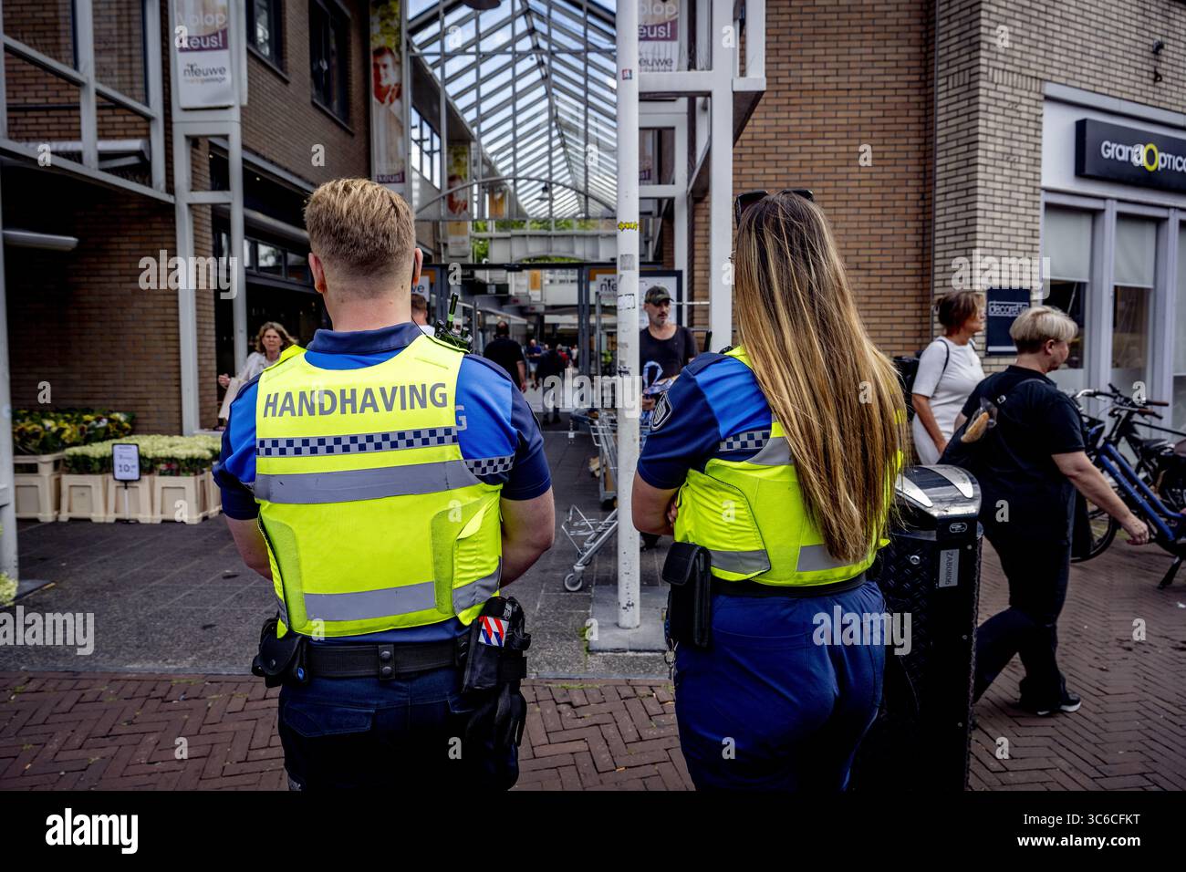 GOUDA - Enforcement officers supervise boa stand to check. ANP ...