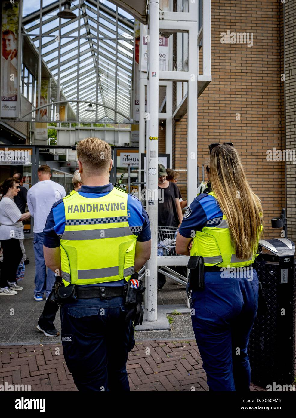 GOUDA - Enforcement officers supervise boa stand to check. ANP ...