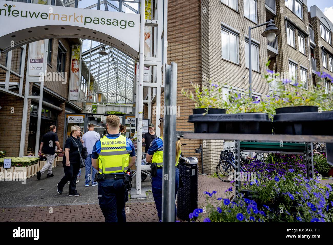 GOUDA - Enforcement officers supervise boa stand to check. ANP ...