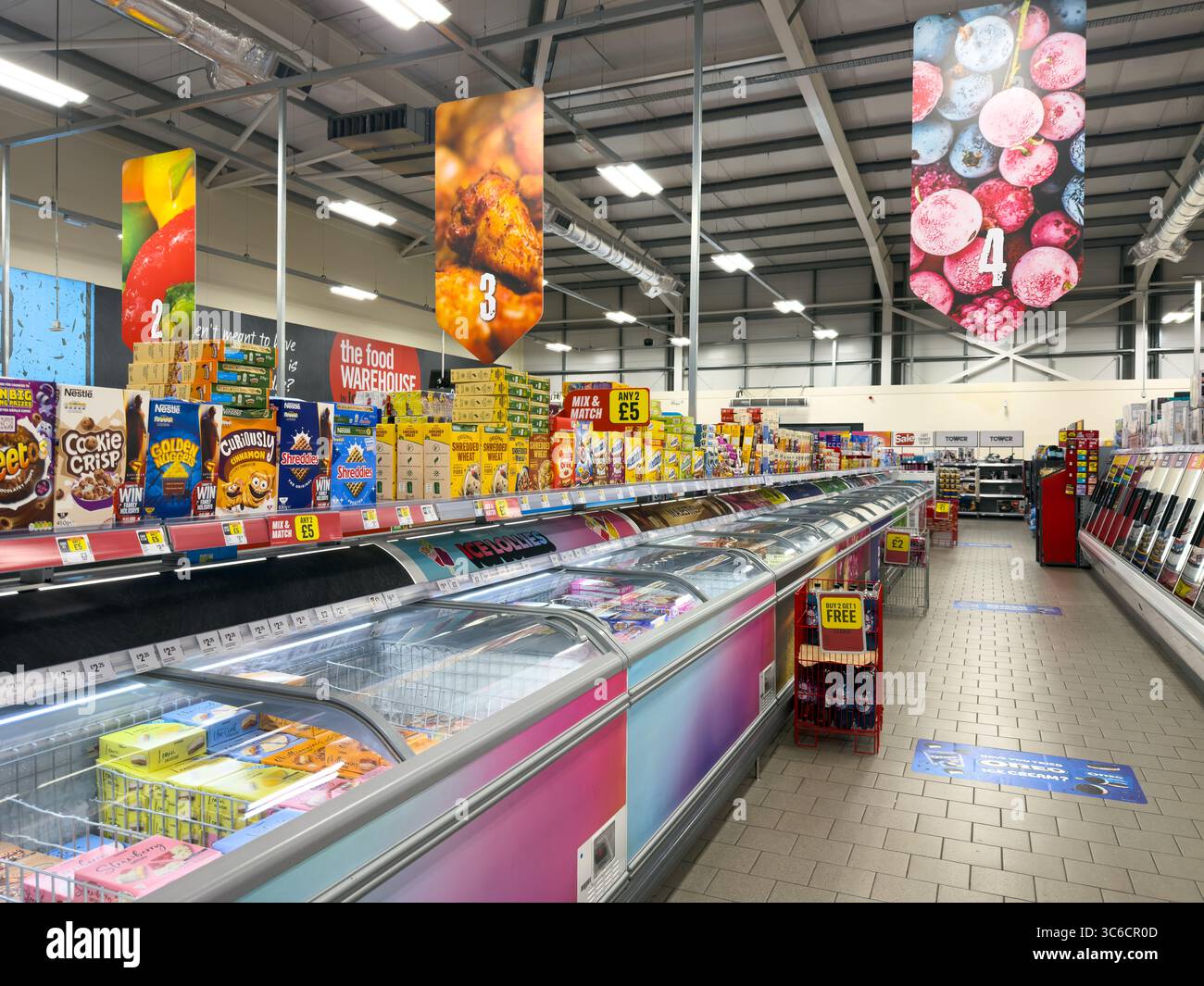 Iceland supermarket interior hi-res stock photography and images - Alamy